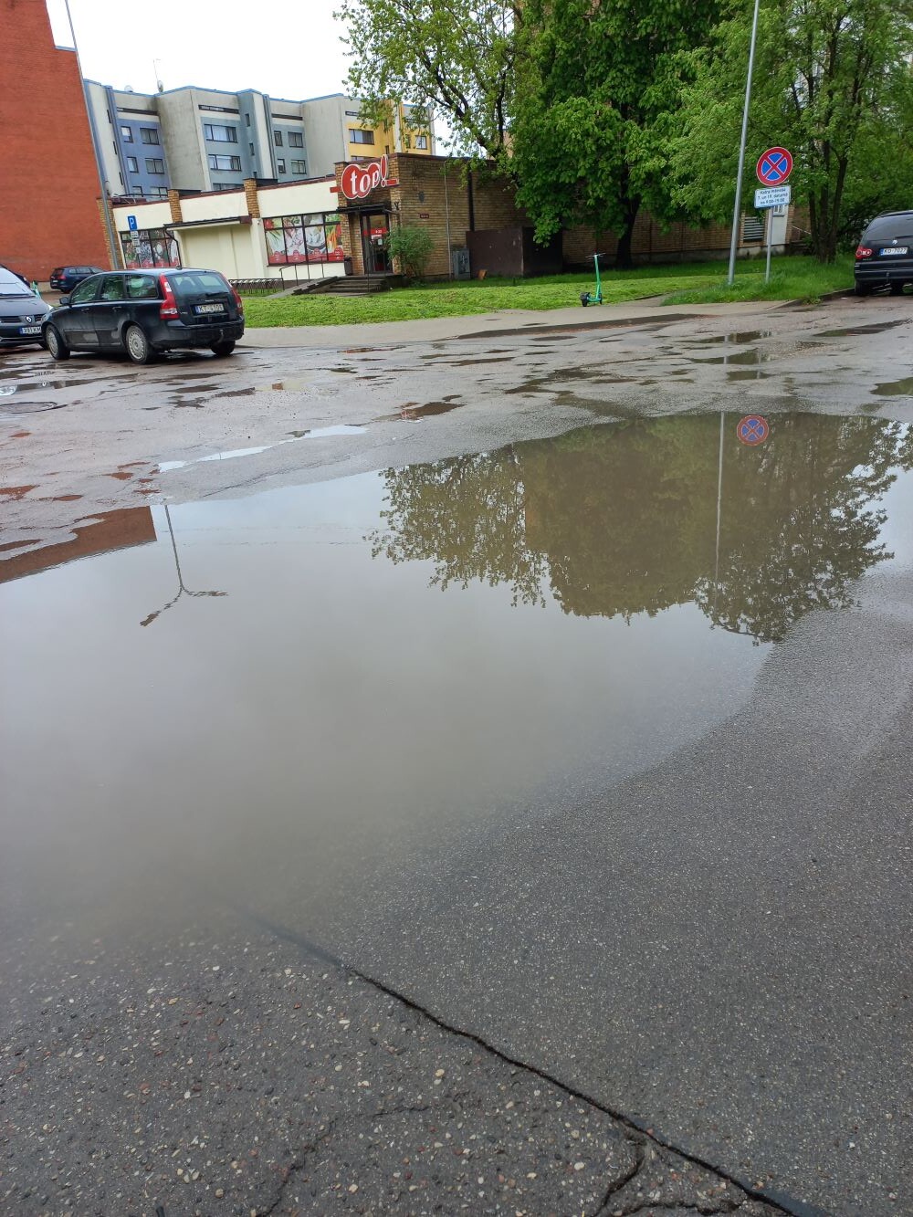 Улицы с гравийным покрытием после дождей переувлажнены; обследуют системы ливневой канализации ...