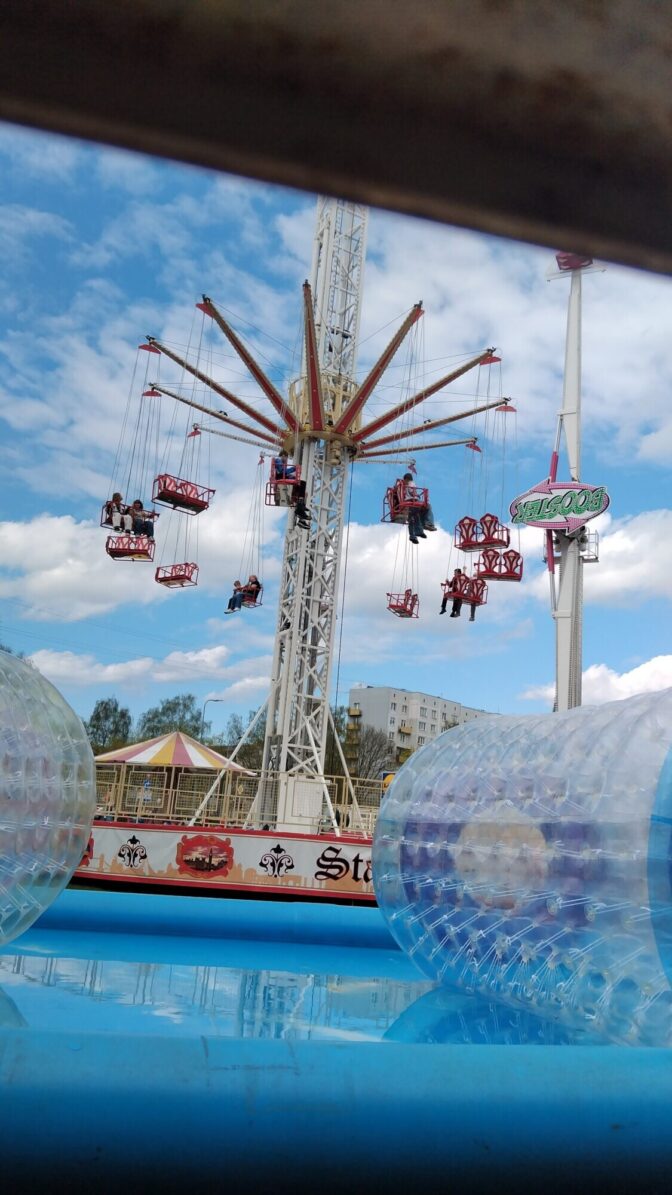 Две недели в Елгаве будут гостить «Голландские аттракционы happy rides» | Novaja.lv